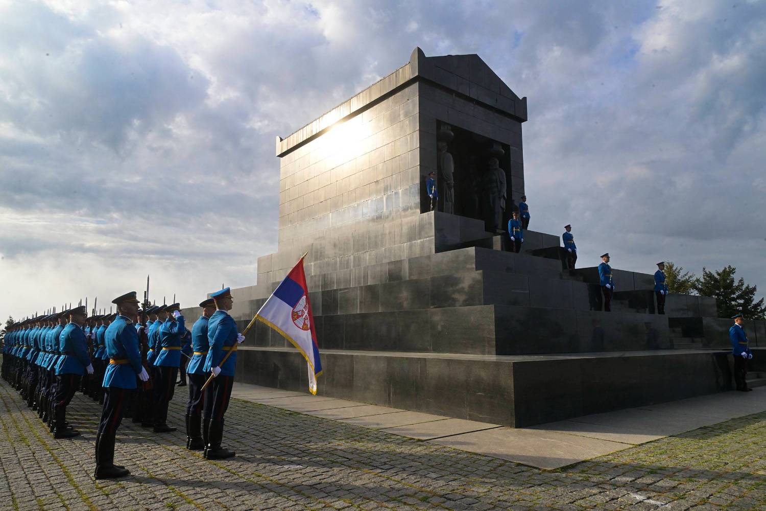 Gašić položio venac na Avali: Sloboda je odbranjena krvlju, hvala herojima - Naslovi.net