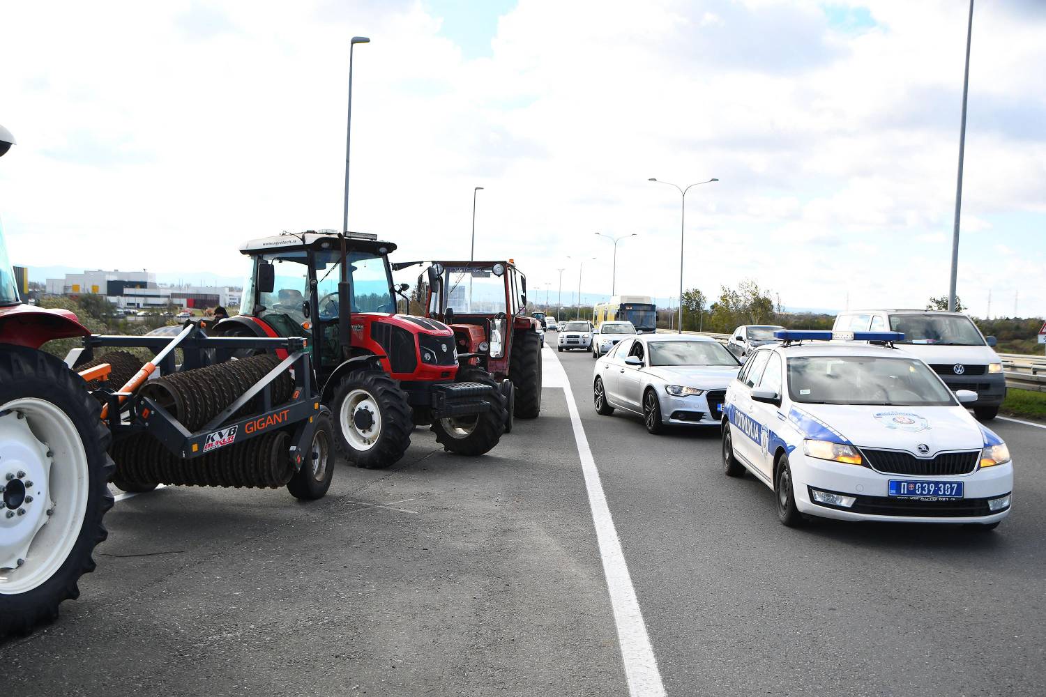Poljoprivrednici nastavili protest, blokiran put Zrenjanin-Novi Sad ...
