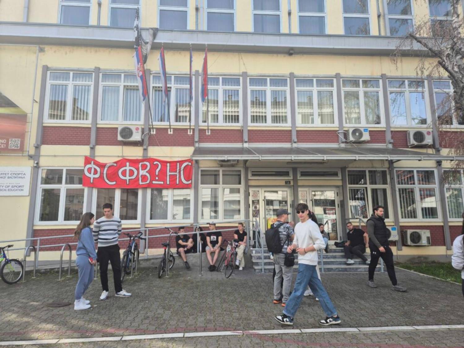 Dekan DIF-a ušao na fakultet u Novom Sadu, cepao studentske parole pa pozvao na pregovore ...