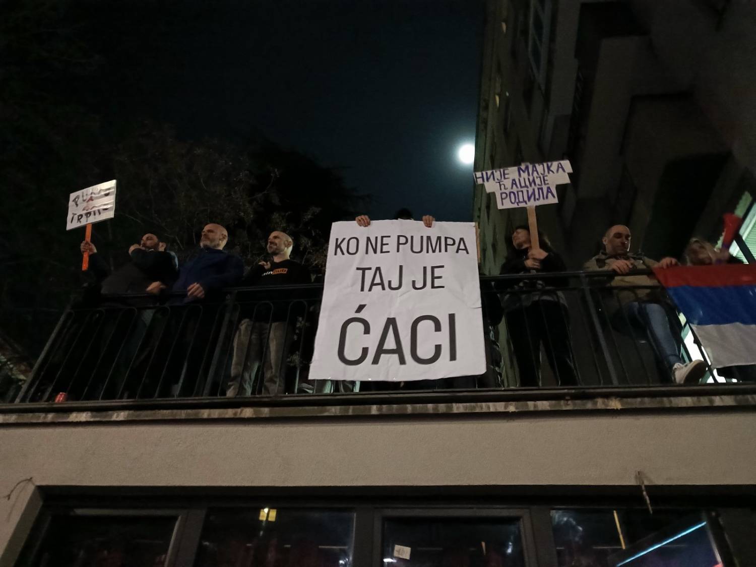 Gotova blokada RTS-a i RTV-, građani oko Pionirskog parka skandiraju ...