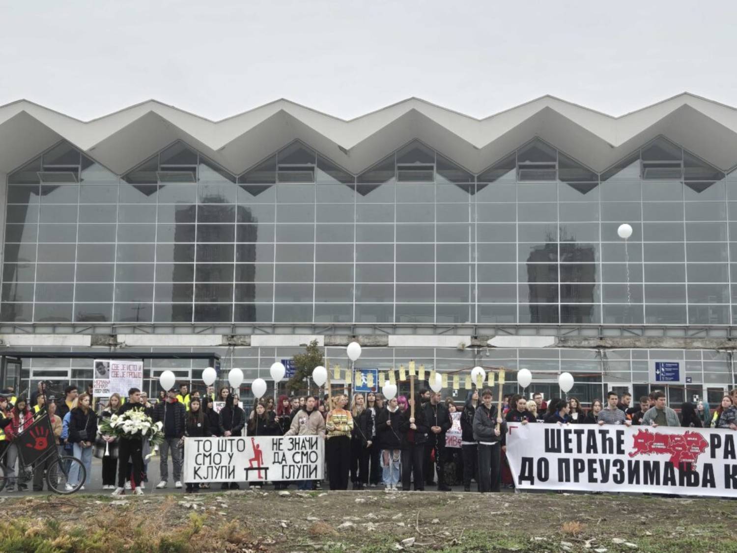 Građani odali poštu poginulima u Novom Sadu - Naslovi.net