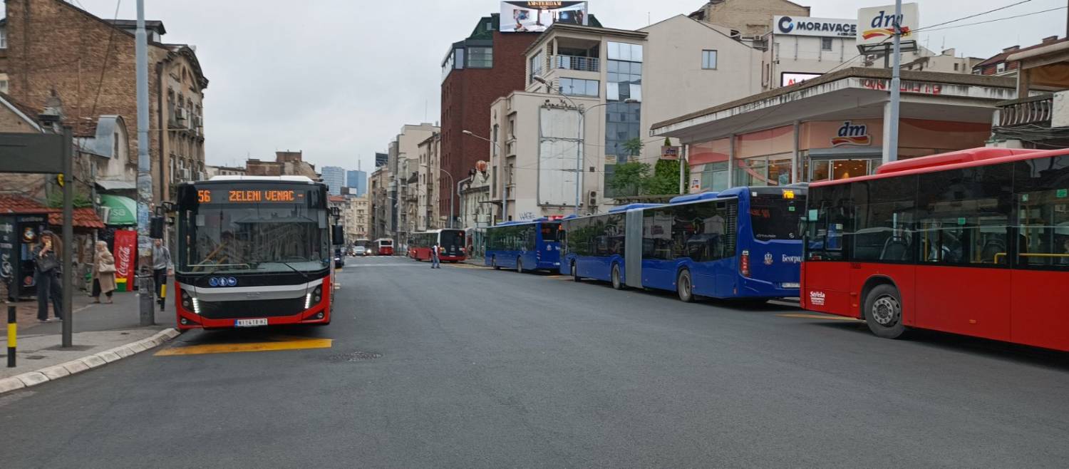 Tramvaji i trolejbusi u garažama, autobusi idu izmenjenom trasom zbog blokada, ulice prohodne ...