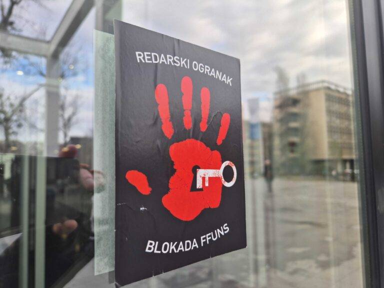 Završen protest u Novom Sadu, plato kod Rektorata ofarban u crveno ...