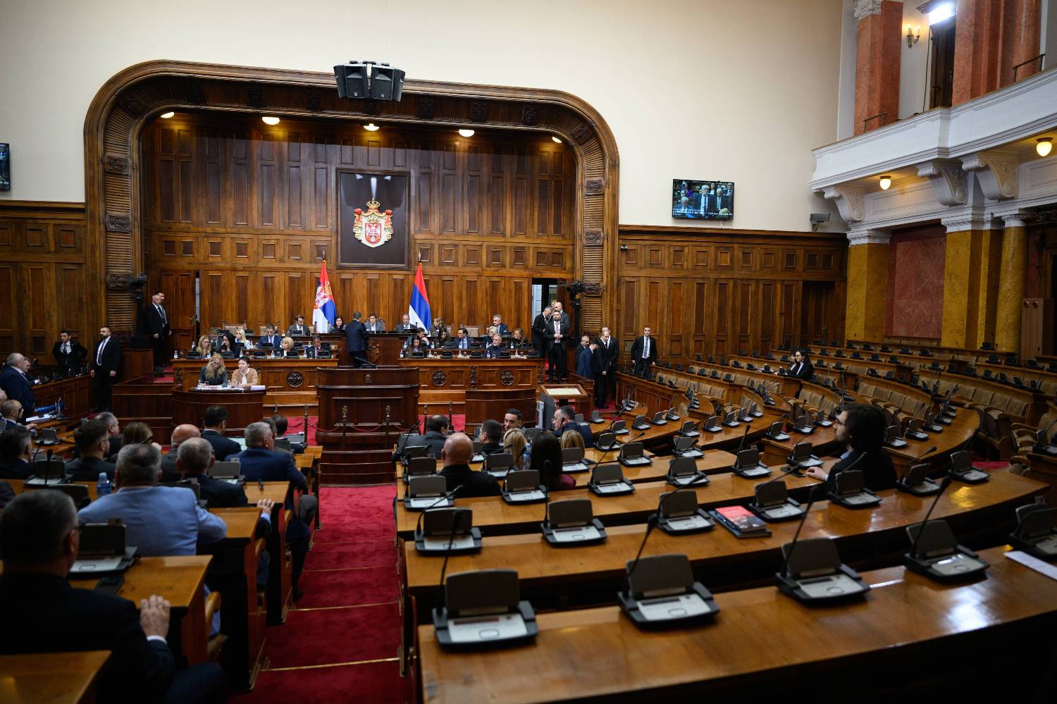 Na sednicu Skupštine Srbije poslanici vlasti i opozicije se osvrnuli na ...